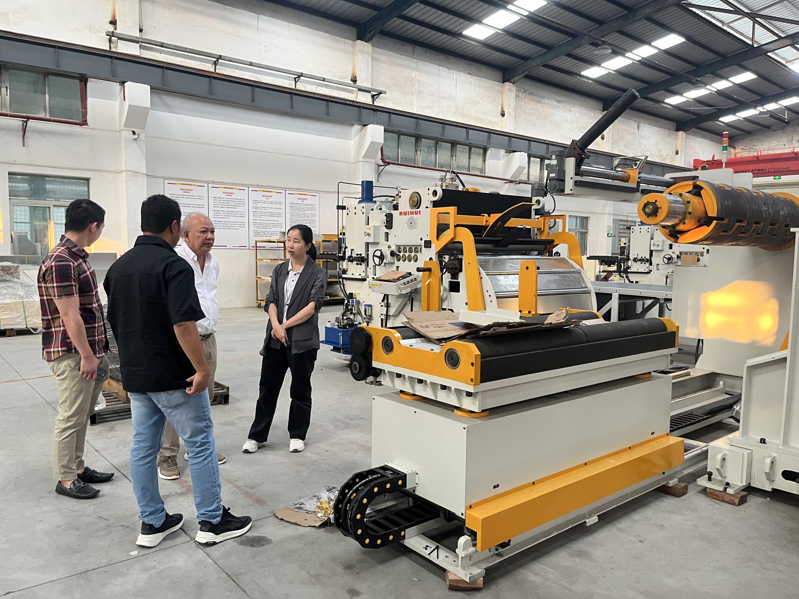 Indonesian Customers Visit Factory - RUIHUI